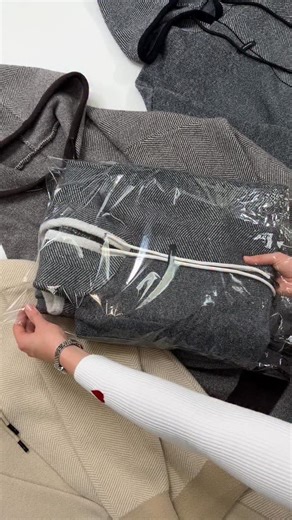 ♡СТИЛЬНИЙ ЖІНОЧИЙ ОДЯГ♡ on Instagram: "New Collection 💫 Неймовірно теплі та стильні костюмчики з трикотажної машинної вʼязки Розмір: універсальний Колір: молочний, світлий беж, чорний, шоколад"