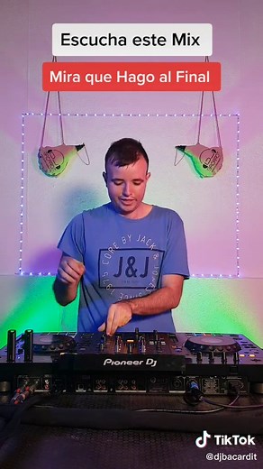 Escucha Este Mix: DJ Performance and Mashup