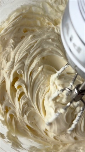 When you just want a slice of cheesecake these mini cheesecakes do the trick! Oh and did I tell you they are no bake?!! | Rachel Cooks