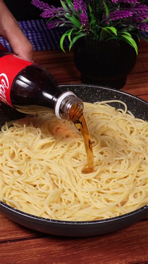 🤯🇮🇹 El truco italiano con Coca-Cola y pasta que está sorprendiendo a todos 🍝🥤 #TrucoDeCocina #PastaItaliana #CocaColaHack #RecetaViral #FoodTokLatam