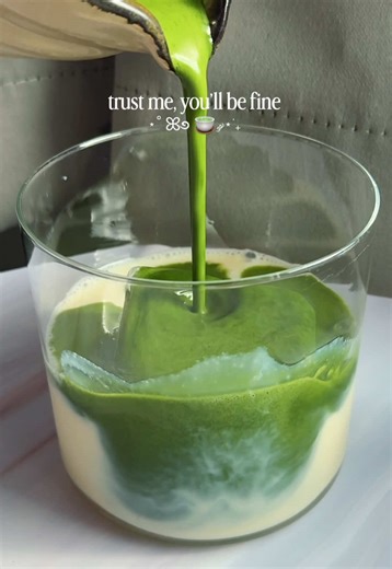 4gs @KyoHayashiya Oimatsu 40ml warm water Ice 100 ml soymilk @lovemysilk 2tsp pear syrup @Sen & Sora Ceramics hojicha chawan @Silv.Stuff moon rods #matchalovers #matchatok #fypシ #asmr #fyp