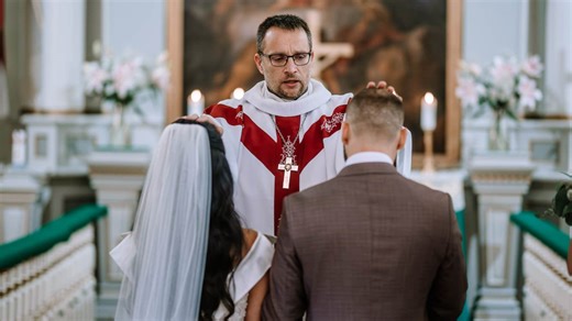 Priest Cancels Wedding Mid-Ceremony After Seeing A Joke Written On The Groom's Shoe During The Blessing