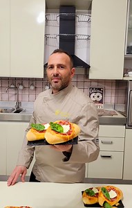 523K views · 5.4K reactions | Calzoni di Pizza ripieni e cotti al forno.Ricetta fatta in casa eseguita interamente a mano.Dose per 6 persone @farinacaputo #simoneespositopasticciere #ricotta #provola | Simone Esposito pasticciere | Facebook