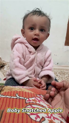 Baby Screamed & Snatched the Apple from Mummy 😳😂 | बेबी ने चिल्लाकर मम्मी से सेव छीन लिया 😍🍎