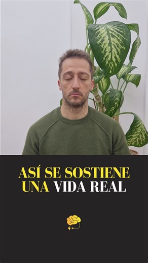 Xavi Gallego | Mentor en Orden Mental y Alto Rendimiento on Instagram: "Mi programa Opti-Life no va de “hacer más”. Va de hacer mejor lo que ya haces, sin vivir con el freno puesto. Y esto no es una frase bonita: es biología + psicología básica. Tu cabeza tiene capacidad limitada. Cuando llevas 20 cosas abiertas (pendientes, decisiones, “luego lo miro”, “tengo que…”) no es que seas un caos: es sobrecarga mental. La teoría de carga cognitiva explica justo eso: la memoria de trabajo se satura rápi