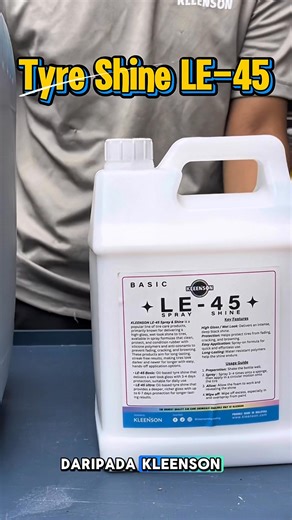 🛞 LE-45 BASIC – TYRE SHINE ✨ Nak tayar hitam berkilat, cepat & jimat? LE-45 Basic jawapannya! 🔥 Ciri Utama: ✔ Cepat kilat & hitam berkilat ✔ Silicon based (warna putih/susu) ✔ Tahan 2–3 hari ✔ Jimat penggunaan – sesuai untuk car wash 💡 Penggunaan & Kejimatan: • 4x spray = 1 tayar berkilat • 1 spray ≈ 1 gram sahaja 📦 Varian Saiz & Anggaran Penggunaan: • 1 Litre → hingga 62 kereta • 4 Litre → hingga 250 kereta • 20 Litre → hingga 1250 kereta 🧴 Cara Guna: 1️⃣ Spray pada span sebanyak 4 kali 2️
