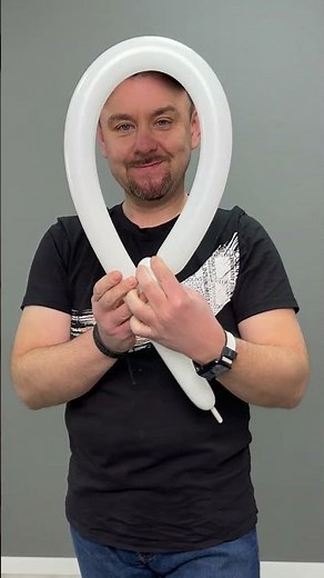 Enjoy this awesome Santa Claus hat I made with balloons! 😁🎅