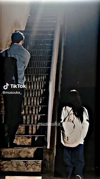 Awkward Couple Moments: When You Both Like Each Other But Hesitate to Make the First Move