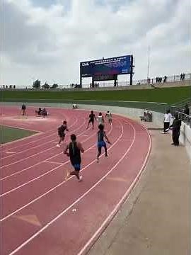 Relay race mishap causes double fall during baton handoff in Dallas, USA