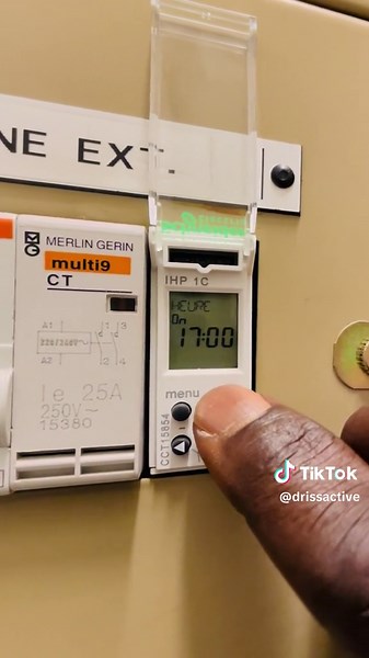 Comment programmer l’horloge Schneider Electric CCT 15854