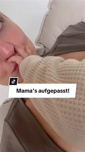 Babys Hand auf den Mund: Bedeutung beim Stillen und Fläschchen geben