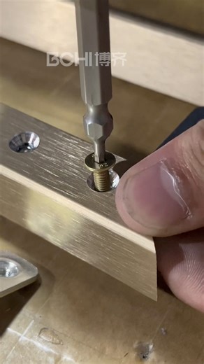 20mm aluminum frame. Embedded handle, high-end and simple design. It is suitable for glass doors of cabinets and wardrobes. High quality of the source factory #sourcefactory #glassdoordesign #facebookviral #factory #glassdoorhardware #aluminium #AluminumFactory | Tina Wang