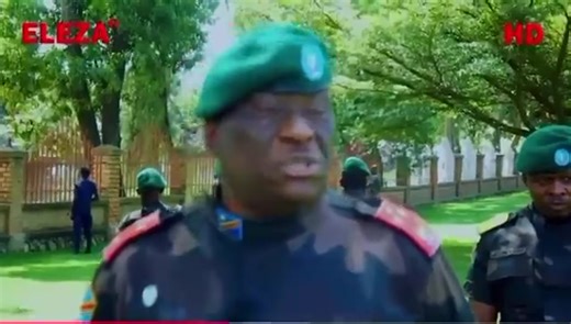 #RDC: Le gouverneur militaire de l’Ituri a exprimé une vive colère face à l’opération lancée par l’Inspectorat Général des Forces Armées de la République Démocratique du Congo (IG FARDC) pour contrôler les militaires inactifs et les ayants droit des militaires décédés. Gérée par le Secrétariat Général à la Défense, cette initiative a conduit à la suspension temporaire des soldes de certains concernés, dans le but d’obtenir une connaissance précise des effectifs, essentielle au bon fonctionnement