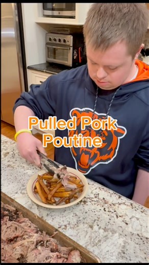 🔥 Pulled Pork Poutine—melty cheese curds, crispy fries, tender pulled pork, and hot savory gravy all in one irresistible bite! 🍟🍖🧀 Perfect for sharing or treating yourself. Who’s ready to indulge? 🤘😎🤘🐻⬇️ #poutine #homemadedelights #foodie #dinnerideas #downrightdelicious | Down.rightdelicious