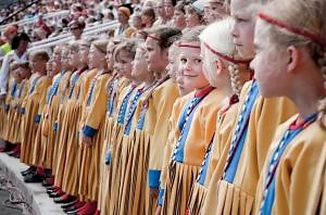 Estonian Children's Songs - Kes elab metsa sees? lyrics