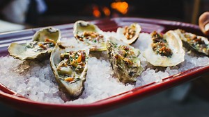 How to Grill Oysters in 2 Tasty Recipes (Video)