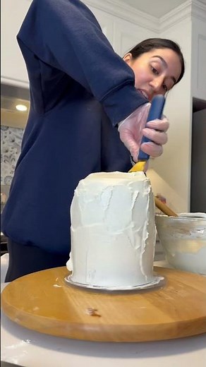 Make a dome cake with a professional cake designer | Floral cake tutorial | Wedding cake inspo