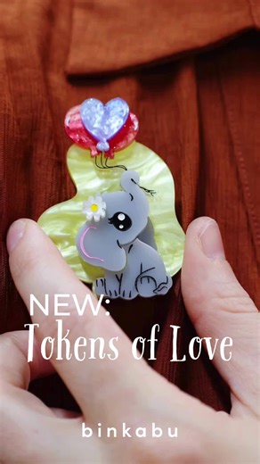 Tiny trunks, big love 🤍🐘 Our Tender Trunks Elephant Earrings & Brooch are here to remind you that love doesn’t need to be loud — sometimes it just holds a heart-shaped balloon 🎈💗 Perfect for gifting… or keeping all to yourself (we won’t tell 😉). Snag your gentle giant before they’re gone — these little tokens pack a big punch of love! 💛 #binkabu #birdearrings #handmadeearrings #australiana #brisbanehandmade #brisbaneearrings #acrylicearrings #earrings #statementjewellery #australianbusines