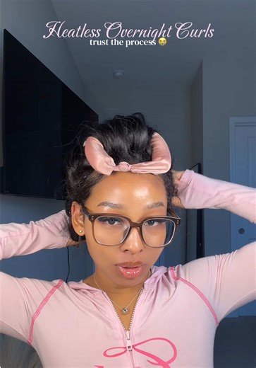 take out my overnight heatless curls with me 🎀 products used: @Kitsch heatless rods @amika hydrorush leave in @Olaplex no 7 bonding oil