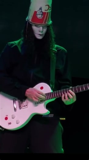 Buckethead Drops Pick & TAPS 😳 #guitar #music #buckethead #shorts #unmasked #gunsnroses #smooth