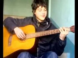 Очень красиво поёт..!)) Хочу чтобы мне когда-нибудь так спели^^Он просто умничка...