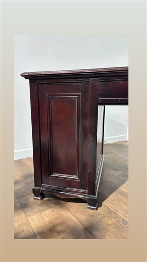 A distinguished Edwardian mahogany pedestal desk, displaying all the hallmarks of early 20th-century craftsmanship. The rectangular top is inset with a richly toned red leather writing skiver, bordered by a moulded edge and enhanced with a time-softened patina. A small hole and a light tear near the rear centre are consistent with gentle age and authentic use. Below, a central frieze drawer is flanked by two banks of four graduated drawers, offering generous storage. All drawers are fitted with 