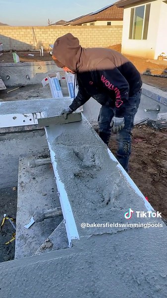 Bakersfield Pool Builders: Creating Masterpiece Pools with Concrete