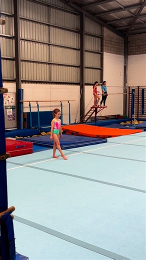 SPLITZ GYM on Instagram: "➡️Upgrades⬅️ Our level 3 Summit Mini’s have just starting learning a front handspring! Practice makes progress 💪🏼 . #splitzgym #splitzfamily #gymnastics #fronthandspring #gymqld #reel"