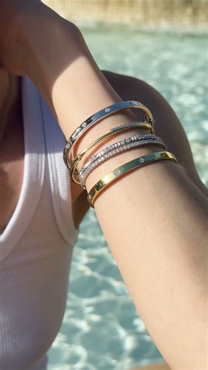 Layer up your wrist game with our chic stackables. Because why choose when you can have it all? 😉 . Simulated diamonds set in sterling silver plated with platinum and gold, from $100 . #Lafonn #LafonnJewelry #LuxuryWithinReach #Jewelry #TravelJewelry #Bracelet #BraceletStack #TennisBracelet #SimulatedDiamonds #FlexibleBracelet #Poolside #PoolDay #SwimStyle #MixedMetals #MixedMetalsJewelry #JewelryStyling #Stylingtips #JewelryTrends #StackingGoals #FestivalStyle #FestivalJewelry #Coachella | Laf