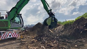 EX85 Screening bucket screening scrap metal. Learn more: https://www.flipscreen.net/excavator-17-5-27t/ Credit: Flip Screen #EandCmedia #PileBuck #construction #crushers #machinery | Equipment & Contracting | Facebook