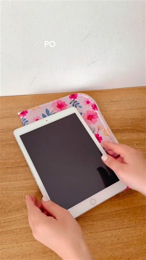 COCO by BIBI ®️ on Instagram: "Nunca esperaste tanto el inicio de clases para tener un PORTA TABLET tan bonito y seguro como este. De simil neoprene es lo mejor para salir a trabajar tranquila toda los días… Comentá la palabra TABLET y elegí el tuyo. Quedan muy pocos en stock!!! #profesoras #maestras #docentes #vueltaalcole #portatablet"