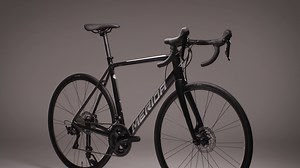 Our SCULTURA 400 is an aluminium road bike with proven and less aggressive geometry for enjoyable miles on the road. Our triple butted aluminium frame comes equipped with a full carbon tapered fork for added steering precision and improved shock absorption. The reliable groupset from Shimano offers smooth and precise shifting, while the powerful hydraulic disc brakes provide perfect modulation and stopping power. To find out more about the SCULTURA family, please click here: https://www.merida-b