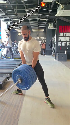 Sumo squats & leg splits #sumosquats #weightedsquats #legsplits #legday #gym #lowerbodyworkout