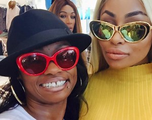 Geriatric Gyrating: Tokyo Toni Claps Her Granny Cakes For 6 Random Onlookers On IG Live