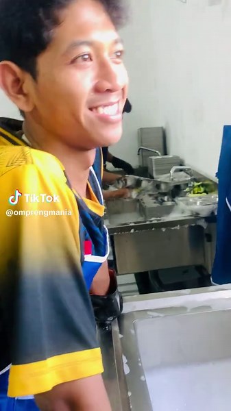 Ompreng Jam Mepet: Keluarga dan Tim yang Solid