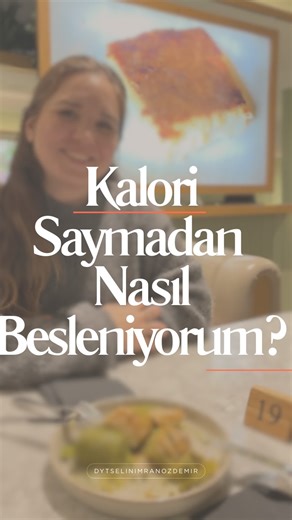 Selin İmran Özdemir | Bütüncül Fonksiyonel Tıp Diyetisyeni on Instagram: "“Günde kaç kalori alıyorsun?” Aslında kalori saymıyorum. Çünkü fonksiyonel & sezgisel yaklaşımda odak sayı değil, bedenin sinyalleridir. Bazı gün tatlı, bazı gün hamur işi… bazı gün de dengeli bir tabak. İhtiyaç değişir; beslenmem de onunla birlikte değişir. Benim için mesele yasaklar değil; temiz içeriklere ağırlık veren esnek bir denge kurmak. Çoğunlukla iyi seçimler, bazen keyifli kaçamaklar — suçluluk olmadan. Vücudum 
