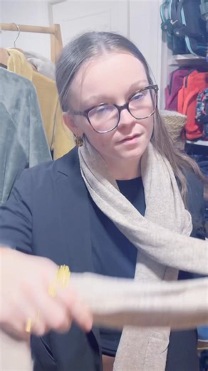 ✨ La tendance parisienne du moment est arrivée chez Sucré Sel : les triangles en 100% laine. Plus léger qu’une écharpe, élégant et parfait pour garder le cou bien au chaud avec style 💛 Et pour les frileux, la marque propose aussi deux écharpes 100% laine, douces, fines et chaudes juste comme il faut. L’accessoire idéal pour affronter le froid avec allure ❄️ #sucresel #tendanceparisienne #laine #accessoireshiver #lookchaud #boutiquemalestroit | Sucré Sel