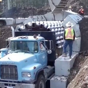 Smart! Follow @diggersanddozers and click the link in our bio! #excavator #trucks #drone #mavic #phantom4 #dji #aerialphotography #heavyequipment #heavymachinery #constructionequipment #constructionmachinery #construction #demolition #quarry #mining #diesel #oilandgas #machine #machinery #operator #london #truck #18wheeler #photography | Diggers & Dozers