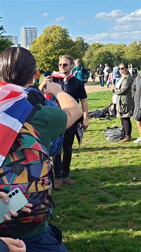 🎥FOOTAGE: JUST NOW a man has been thrown out of Hyde Park after interrupting Charlie Kirk memorial! Charlie Kirk supporters quickly threw him out and the police had to get involved. The protester hurled abuse and called Charlie every name under the sun! Do you recognise this man being removed? | EU - I voted LEAVE