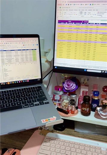 Multitasking’s bestie: split screen | one of the reason why I bought my ipad: screen extender 🥰🥰🥰 #work #macbook #ipad #fyp