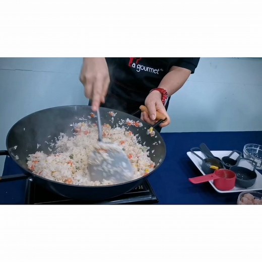 Looking for the safest and healthiest cookware without any chemicals and coatings? La gourmet Cast Iron Nitrigan wok is your best choice! It uses special nitriding process, which makes the surface resistant to rust, incredibly strong and durable. It provides superior heat distribution for 'Wok Hei' Cooking and saves up to 50% energy. Let us sharing with you Fried rice with “Wok Hei” Ingredients ~ 3 bowls of cooked rice ~ 2 eggs ~ 1/2 bowl of mixed vegetables ~ 1 tbsp Oyster sauce ~ 1 tbsp Light 