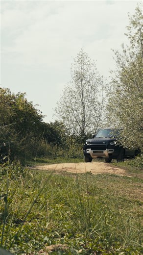 Defender - "𝗘𝗲𝗻 𝗴𝗲𝗯𝗼𝗿𝗲𝗻 𝗮𝘃𝗼𝗻𝘁𝘂𝗿𝗶𝗲𝗿" De Defender laat zich niet temmen. Het is een icoon dat zich niet in hokjes laat stoppen, maar keer op keer grenzen verlegt. Ontworpen voor de durfal, de visionair en de vrijheidszoeker. Voor wie met lef en passie leeft, en elke rit ziet als een nieuw avontuur dat ontdekt wil worden. 𝗢𝗻𝘁𝗱𝗲𝗸 𝗵𝗲𝘁 𝗯𝗶𝗷 𝗧𝗵𝗲 𝗔𝗱𝘃𝗲𝗻𝘁𝘂𝗿𝗲. | The Adventure Land Rover