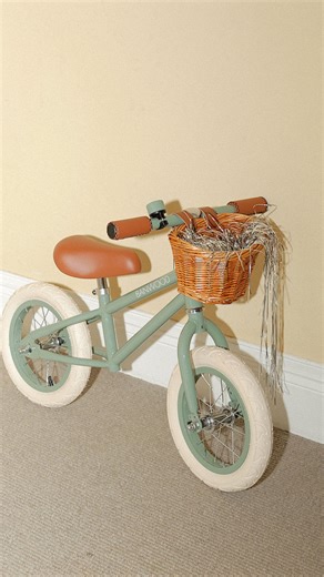 MINI FILES on Instagram: "Banwood Bikes bringing all the Christmas morning magic ✨"