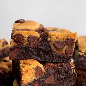 Cookie Dough Brownies 😍 I'll be back in the kitchen next week... I think I'll be feeling a little rusty haha 😂 Throwing it back as you do on Thursday to these fudgy brownies, that are packed with chocolate chip cookie dough with lots of chocolate chips 🤤 so if you love cookie dough and brownies you know this one is for you 💖 You can use shop-bought cookie dough or make your own with the recipe on screen and below, making you're own always tastes better 🥰 Sound on for full instructions 🔈 He