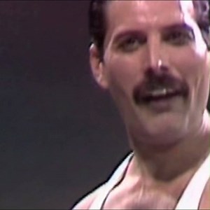 El pasado miércoles celebramos el aniversario del nacimiento de Freddie Mercury por todo lo alto con el gran concierto-homenaje de Hard Rock Cafe Madrid, pero eso no fue todo. Las celebraciones se sucedieron por todo el mundo como podéis ver a continuación: BOHEMIAN RHAPSODY ¡31 de octubre en cines! | 20th Century Studios