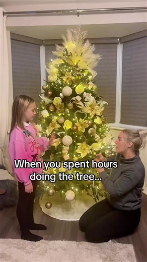 Don’t touch my tree 🤯 🎄 😂 #donttouch #christmastreedecor #parentinghumour #mumcomedy #foryoupage❤️❤️