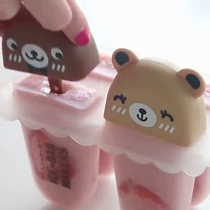 Chocolate Covered Strawberry Popsicles Full recipe: https://taste.md/2bPETuQ via pankobunny | Sugar Fix