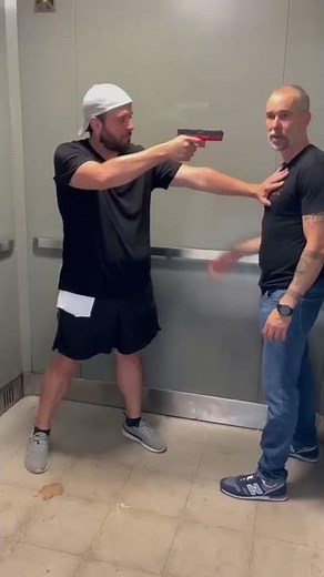 GUN DEFENSE FROM A MUGGING SCENARIO #1 #kravmaga #selfdefense #gundefense #martialarts