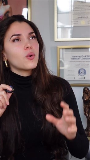 Mari Nunes | Nutrition & Exercise on Instagram: "🧠 Progressive overload is how muscles are built Progressive overload means gradually increasing the challenge placed on your muscles so the body is forced to adapt. If the stimulus stays the same, the body has no reason to change. Consistency maintains results. Progression creates them. 🏋🏻‍♀️ More weight is only one option You can progressively overload by lifting heavier, but also by doing more reps with the same load, adding an extra set, imp