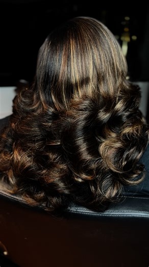 Brianna | UPSTATE NY HAIRSTYLIST on Instagram: "Heavy Layers Anyone?? 💛🤎 a fun fact about me: I LOVE cutting hair(when my clients ask me to) We used 4 packs of Dreamweaver by Model Model in 14” to complete this look! #fyp#716hair#buffalohairstylist#716hairstylist#detroitlayers#kashdollhair#cut#layers#explorepage#foryou#"